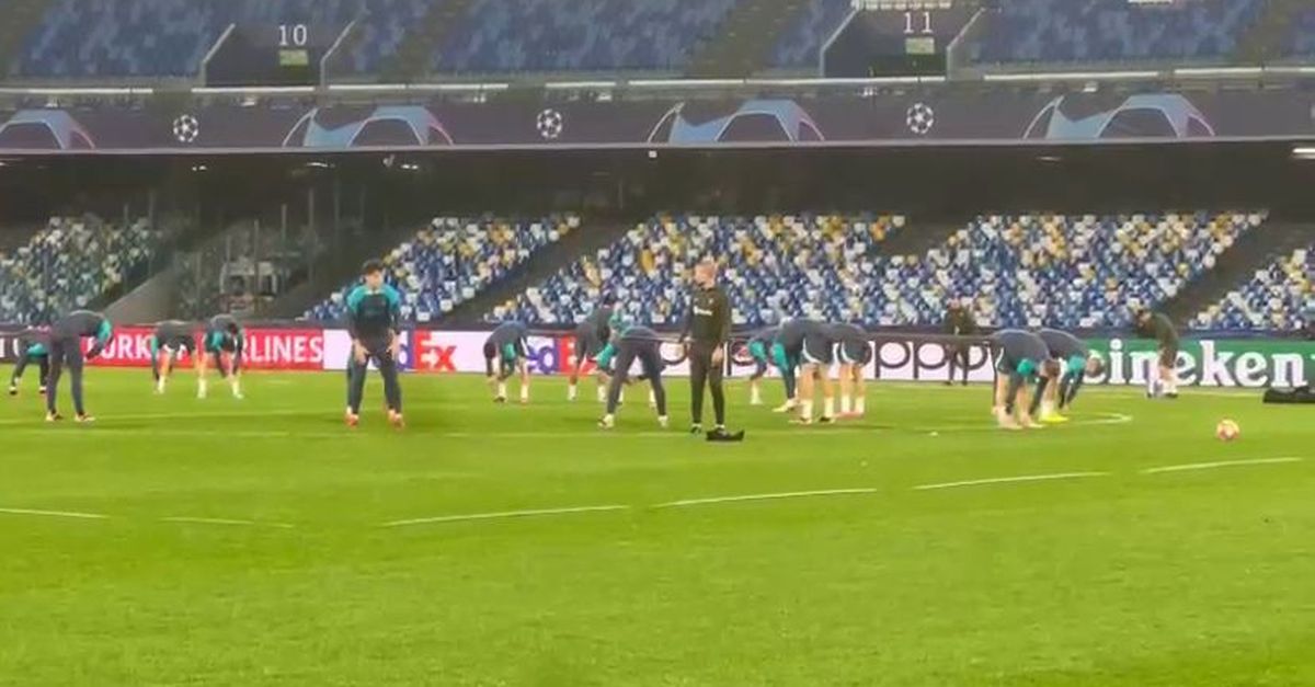Barcellona, sessione di attivazione con stretching al Maradona - Calcio ...