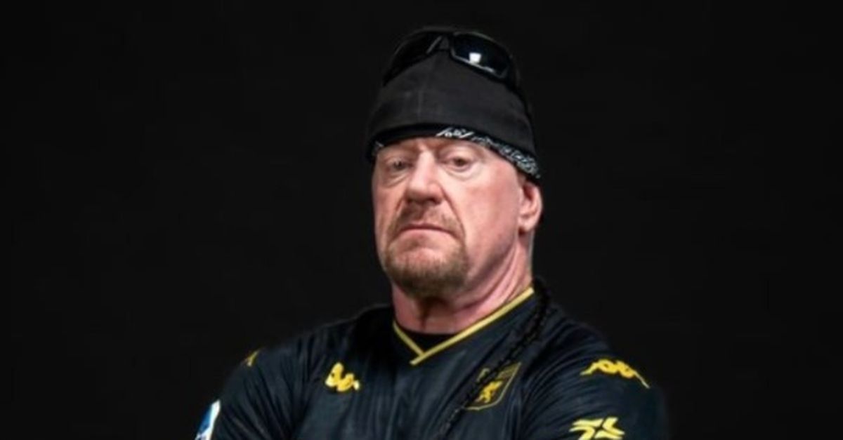 Genoa, Undertaker indossa la terza maglia nera e oro: l’immagine fa il ...