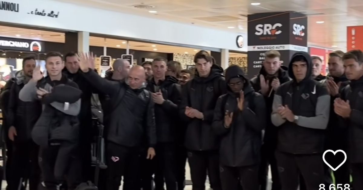 VIDEO Palermo, verso il Cittadella: la carica dei tifosi in aeroporto ... VIDEO Palermo, verso il Cittadella: la carica dei tifosi in aeroporto ...