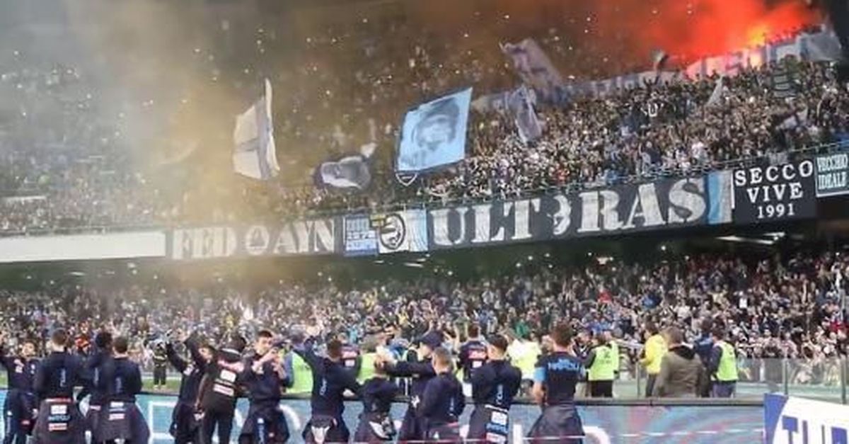 FOTO Lazio-Napoli, protesta dei tifosi azzurri: "Onoriamo gli ultras ...