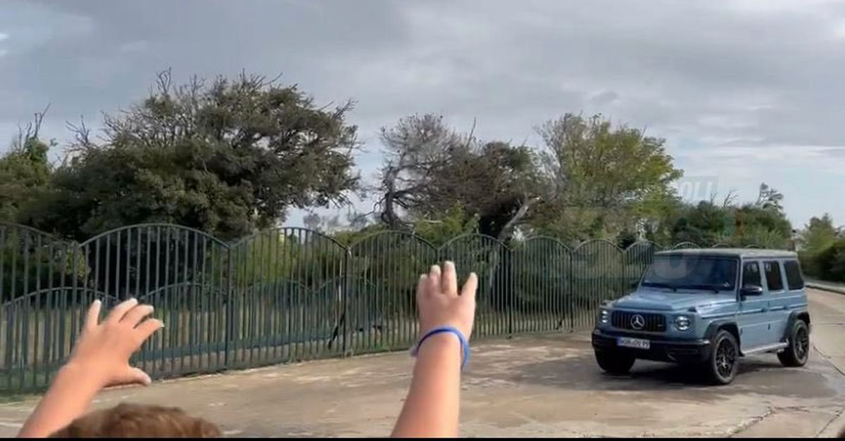 VIDEO Osimhen acclamato dai tifosi azzurri al suo arrivo a Castel ... VIDEO Osimhen acclamato dai tifosi azzurri al suo arrivo a Castel ...