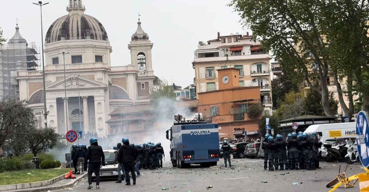 Lazio-Roma, pari tra i veleni, la vergogna degli scontri ultrà ...