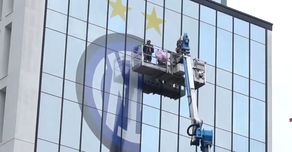 VIDEO Inter le due stelle anche sulla facciata della sede | come ci ...