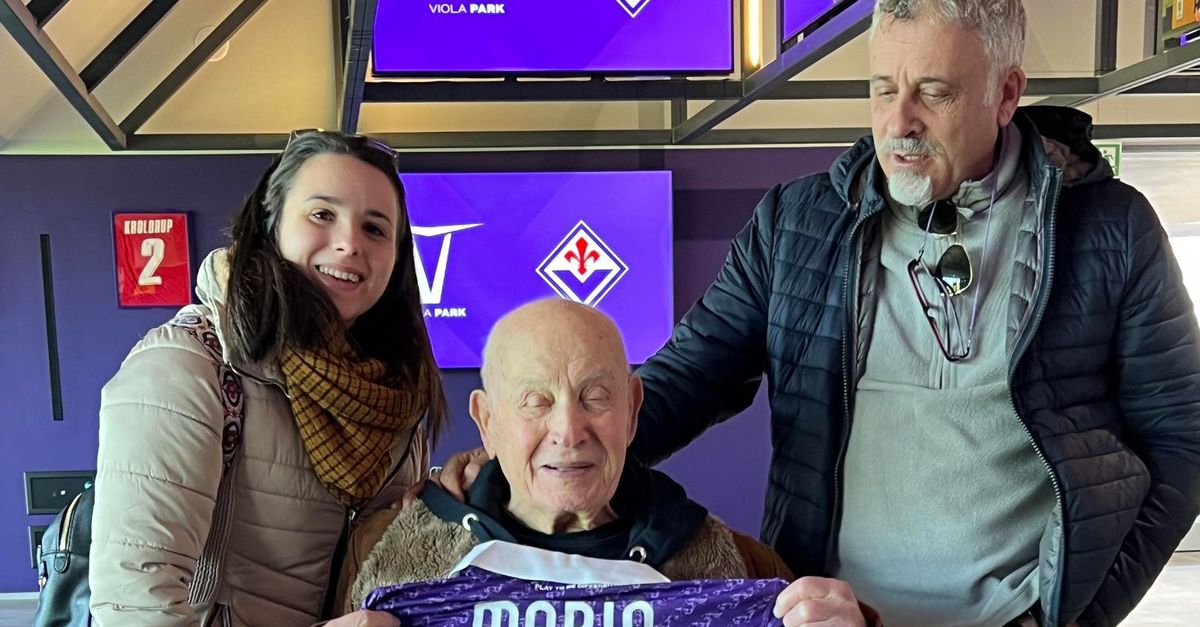 100 anni di viola! Al supertifoso Mario la maglia celebrativa al Viola ...