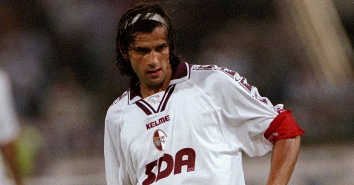 Il 23 novembre 1986 Lentini fece il suo debutto con la maglia del ...