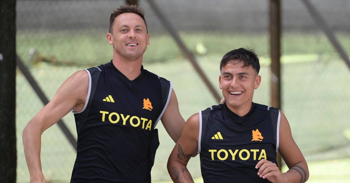 Roma, Matic imita la Dybala Mask. L’argentino: “Se la ricorda all’Old ...