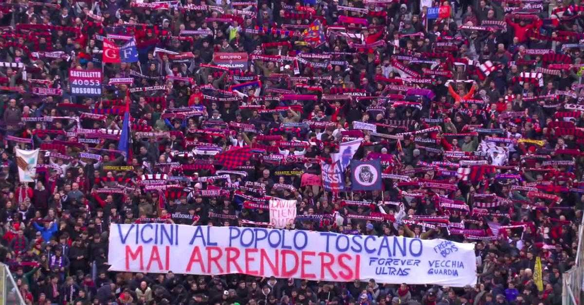Lo striscione dei tifosi rossoblù a sostegno delle popolazioni toscane ...