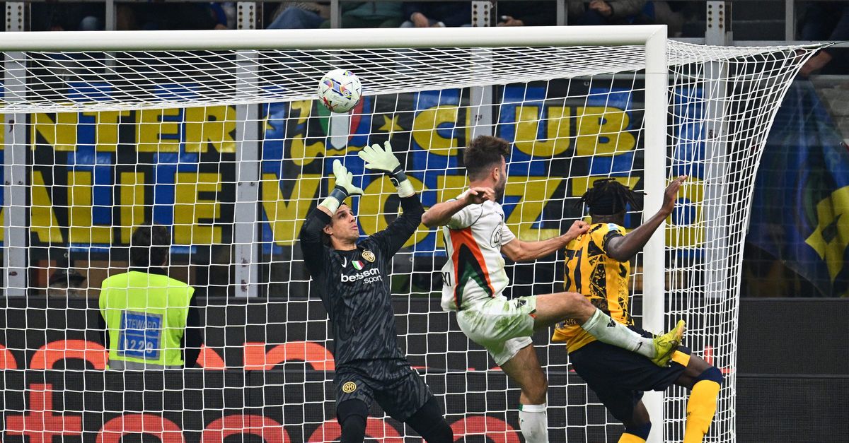 Moviola GdS - Gol Venezia annullato giustamente: palla su polso di ...