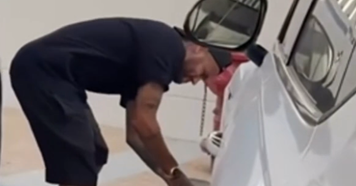 VIDEO / Neymar, che fai? Fora le gomme dell'auto di Renan Lodi - Golssip VIDEO / Neymar, che fai? Fora le gomme dell'auto di Renan Lodi - Golssip