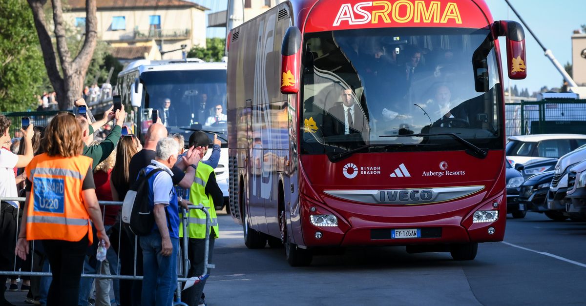 Como-Roma, lancia accendino contro il pullman della Roma: tifoso ...