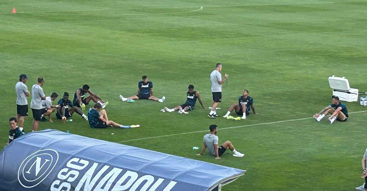 GALLERY Allenamento terminato ed ora momento stretching: calciatori ...