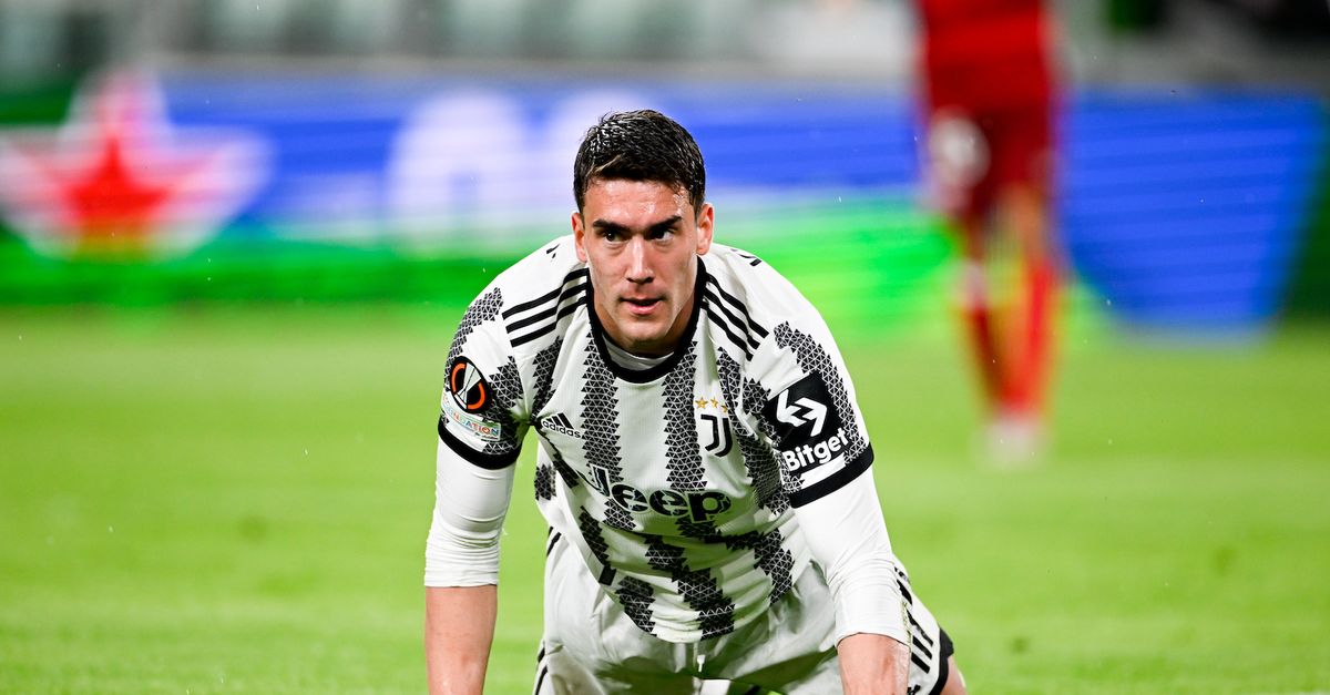 Vlahovic al PSG? I tifosi minacciano il serbo: il vergognoso striscione ...