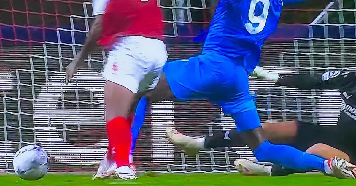 Il Var toglie un rigore al Napoli, è fallo di Osimhen: l’episodio ...