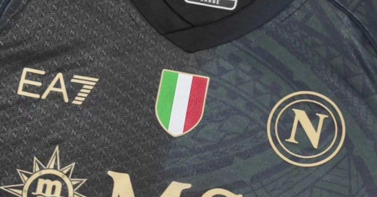 GALLERY Napoli-mania, la nuova maglia è uno show! I dettagli - Calcio ...
