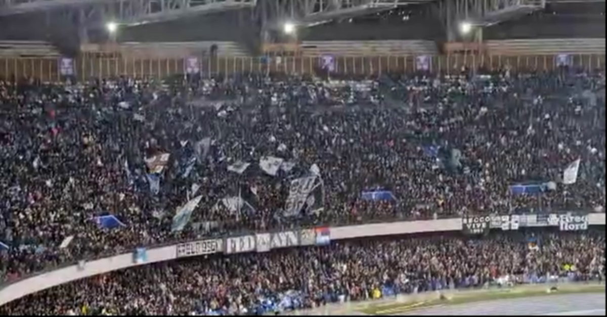FOTO Compleanno Napoli, i Fedayn espongono uno striscione all’esterno ...