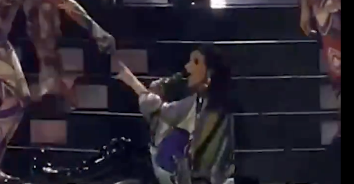 VIDEO / Laura Pausini cade dalle scale ma continua a cantare - Golssip