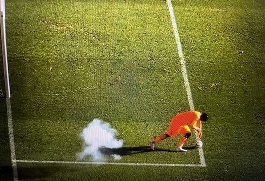 Bufera in Francia: petardo stordisce il portiere, compagno di squadra ... Bufera in Francia: petardo stordisce il portiere, compagno di squadra ...