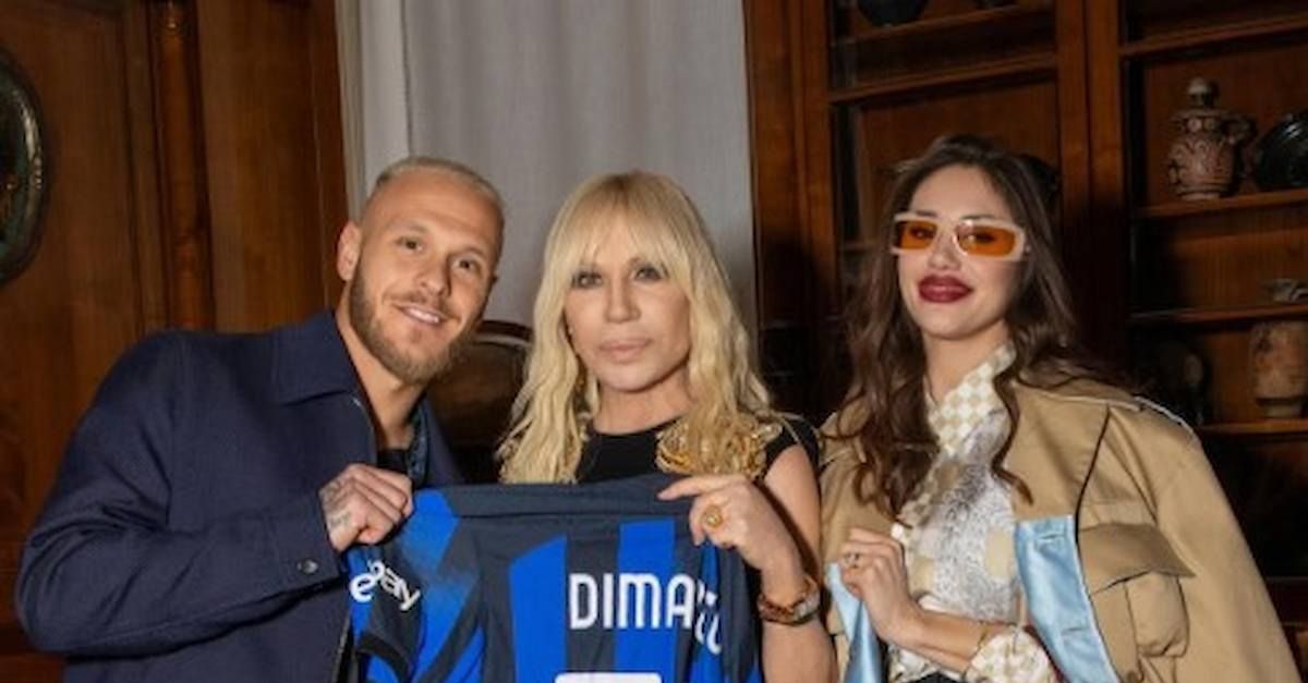 Milano Fashion Week, anche Dimarco da Versace: in dono maglia Inter ...
