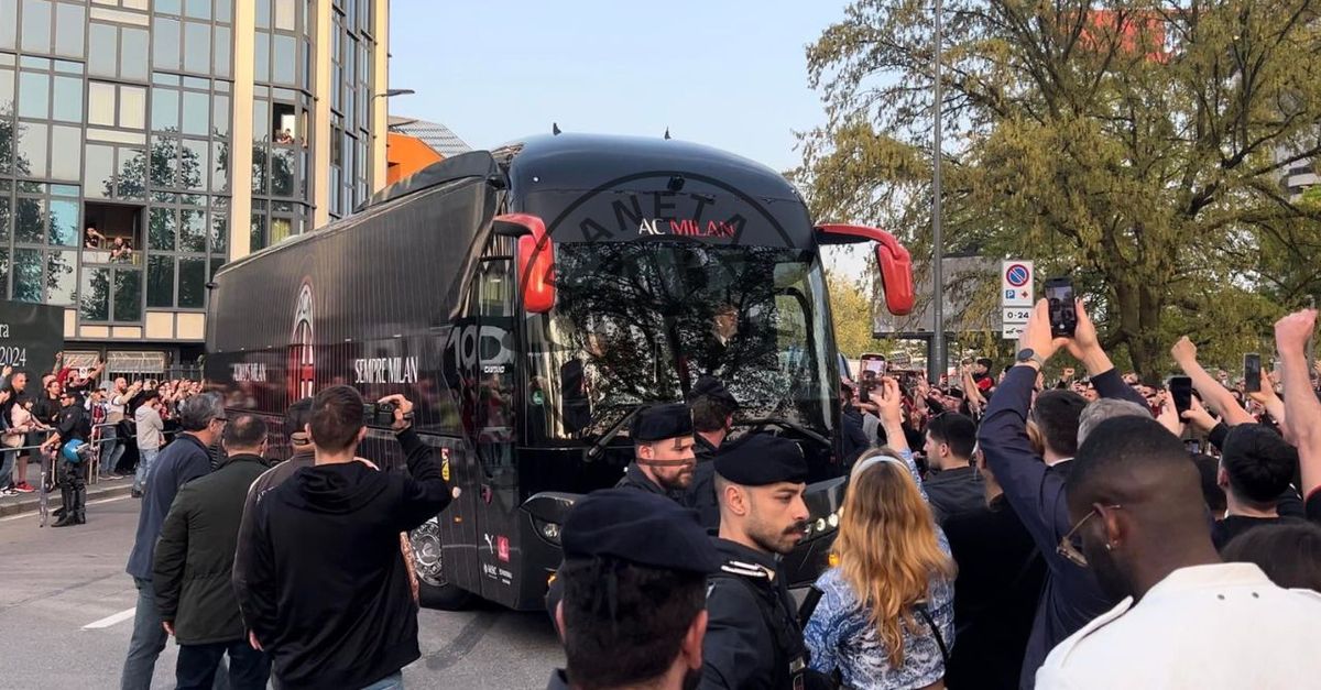 VIDEO - Milan-Roma, pullman rossonero arrivato a San Siro | PM News ...